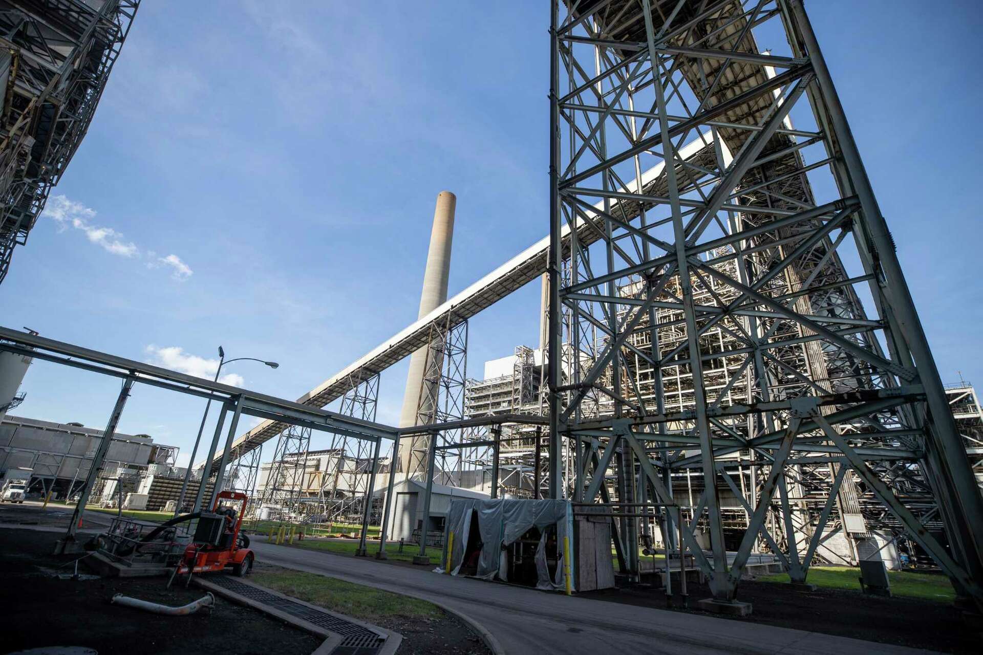 U.S. grid officials raise alarm on power plant closures