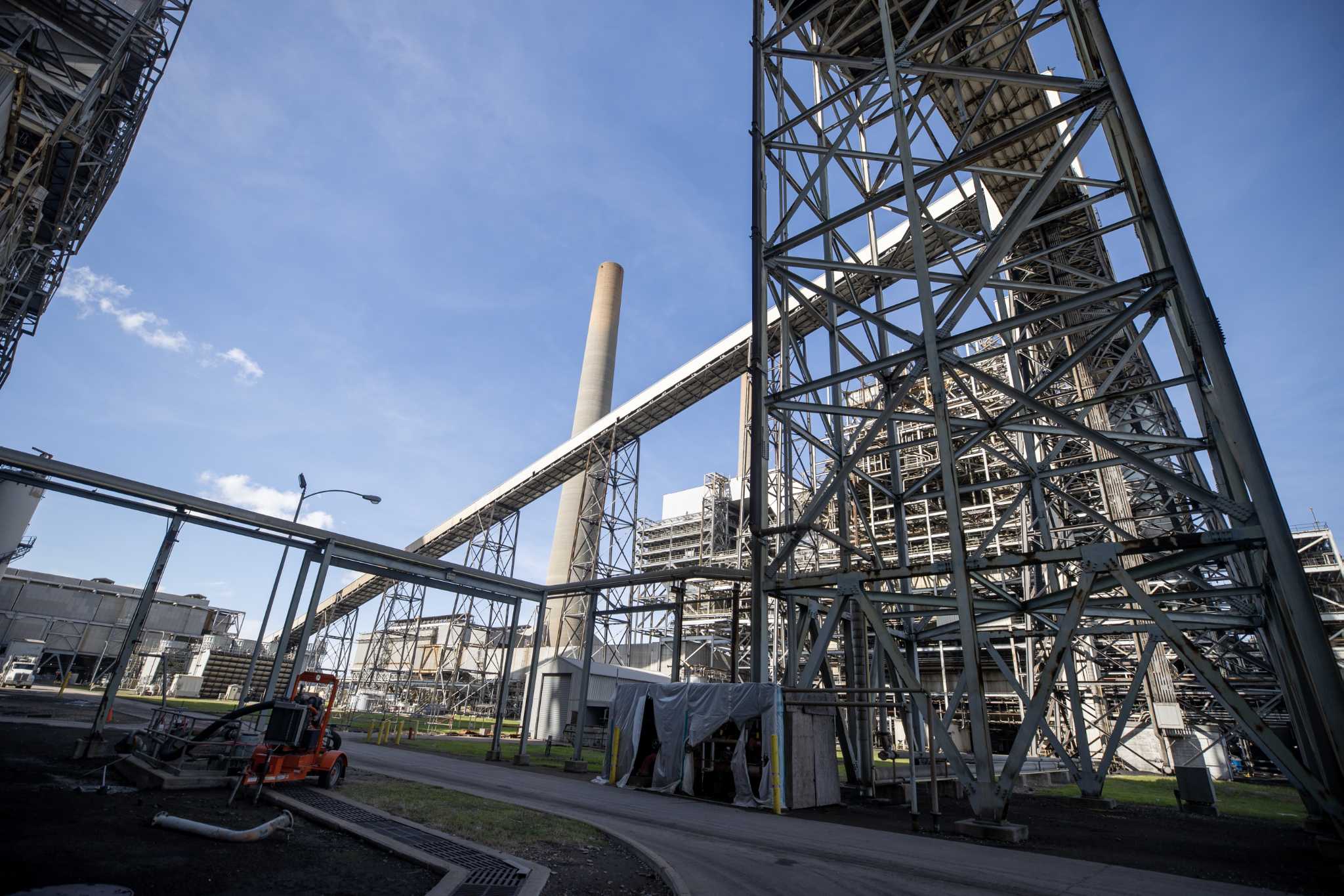 U.S. grid officials raise alarm on power plant closures