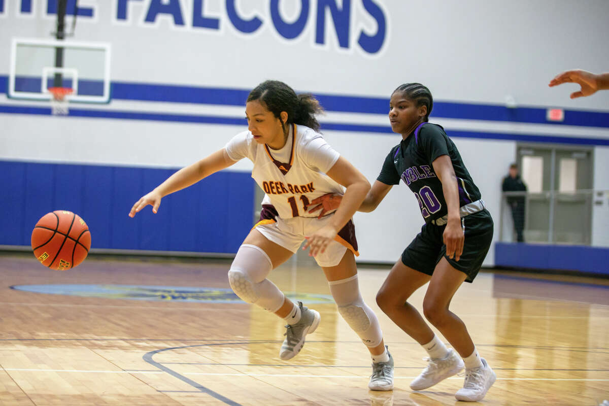 Deer Park tops Humble in bi-district round, extends streak to 26 games