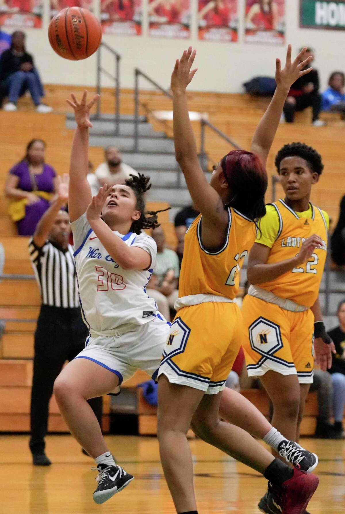 Emeh, defense ignite dominant second half as Oak Ridge routs Nimitz in