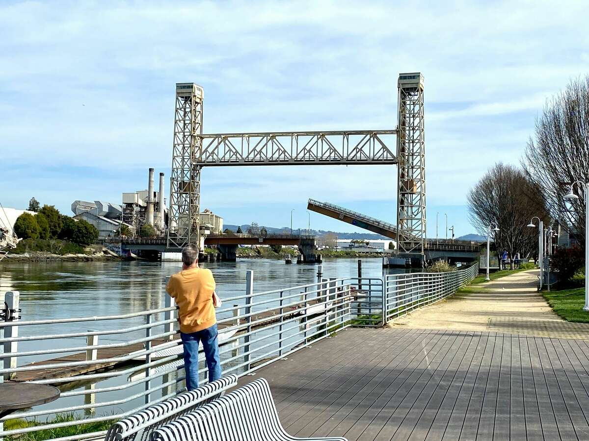 Widespread power outage hits East Bay