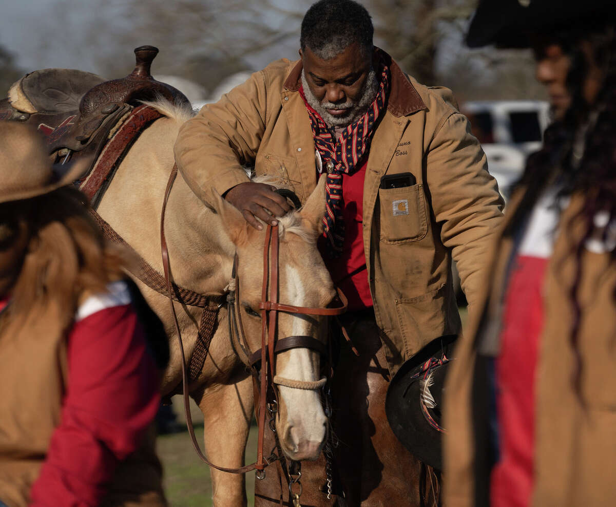 Houston rodeo trail ride: Riders reach downtown Houston rodeo parade