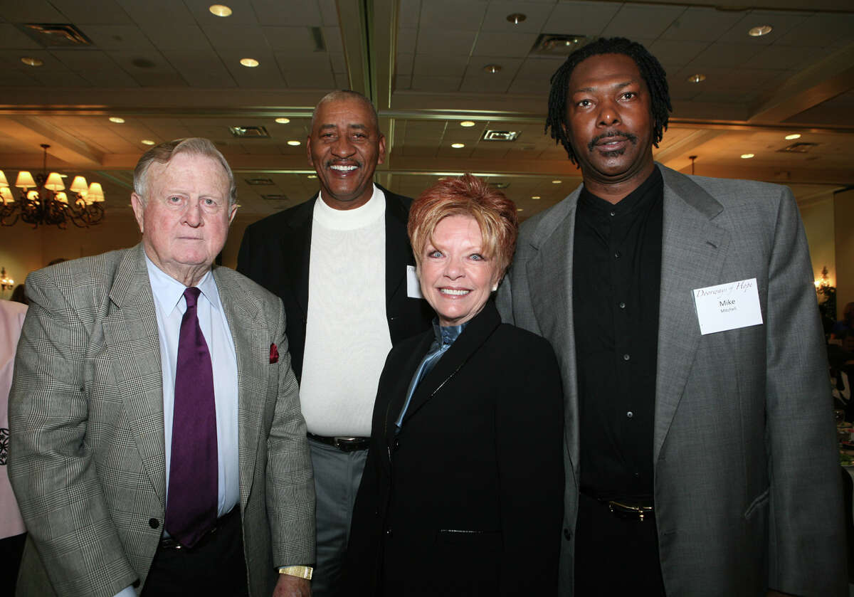 Red McCombs’ impact on franchise remembered by Spurs family