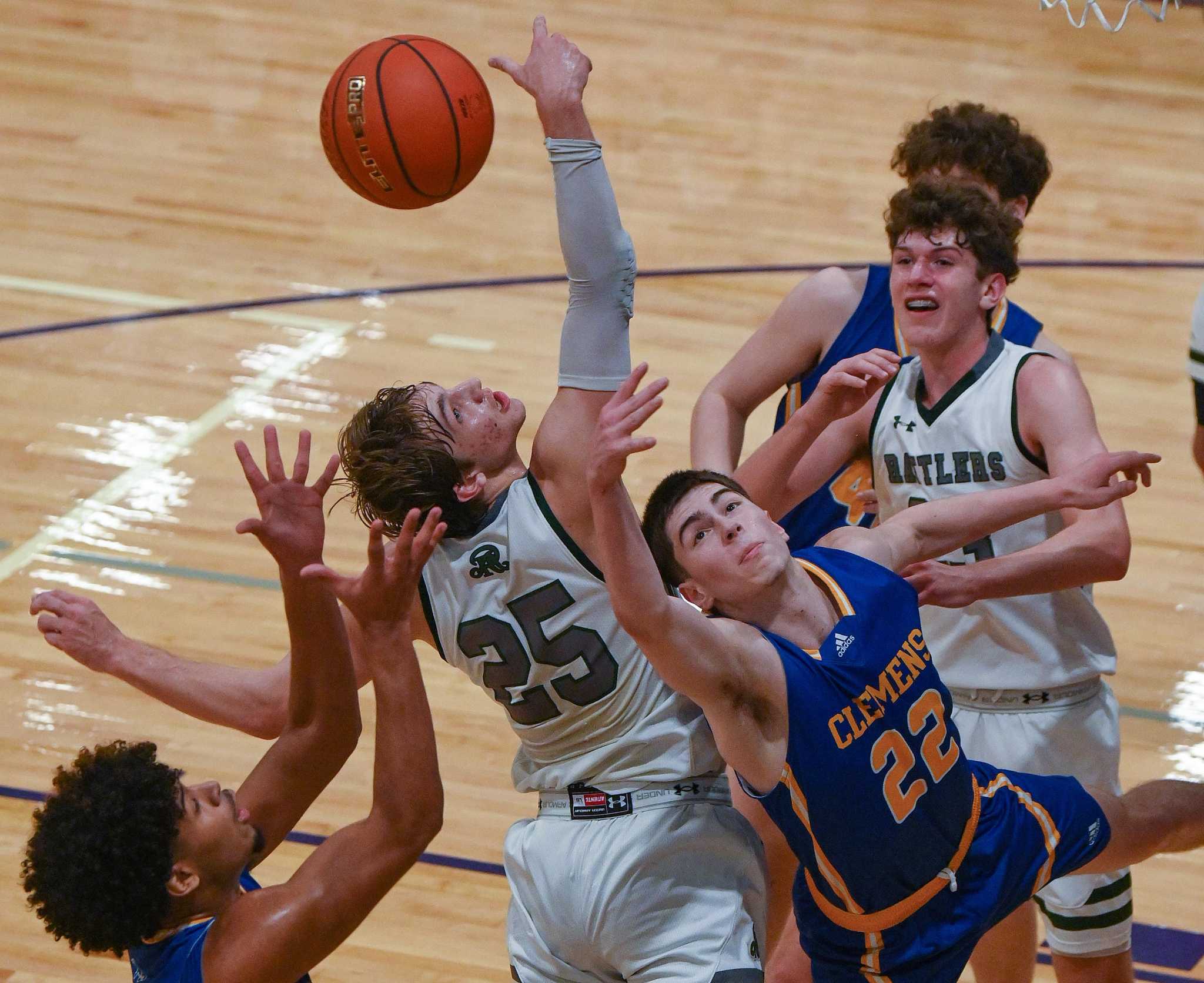 Reagan wins 24th in a row by escaping Clemens in overtime