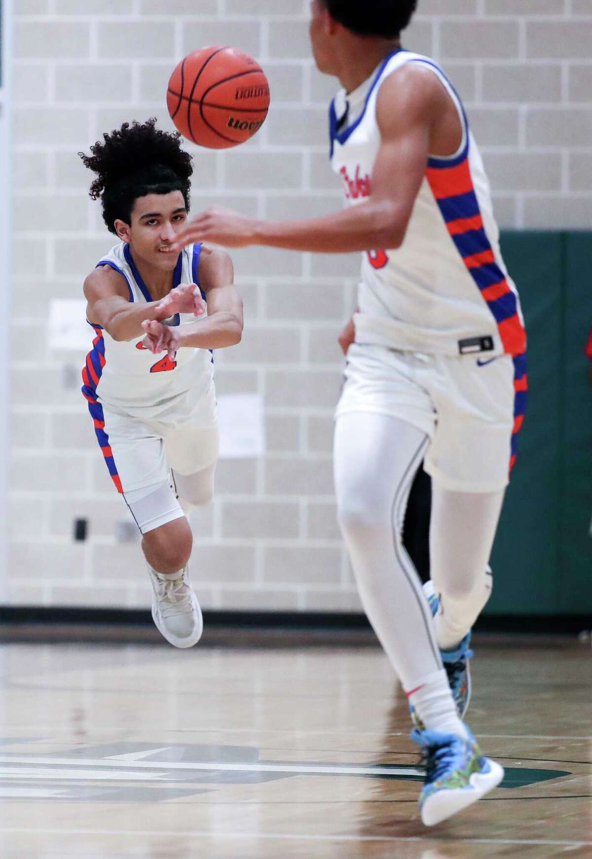Houston boys basketball: Grand Oaks tops Westfield for 1st playoff win