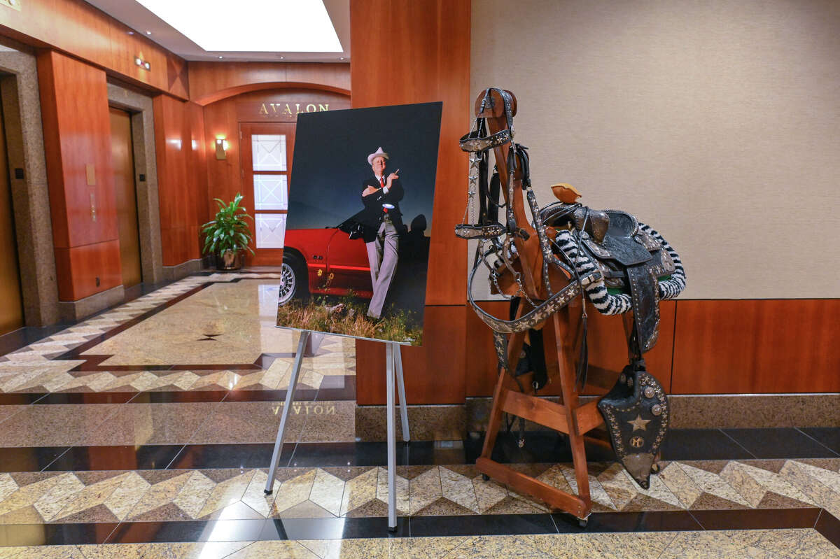 Where will Red McCombs' collection of 6,000+ historical items go now?