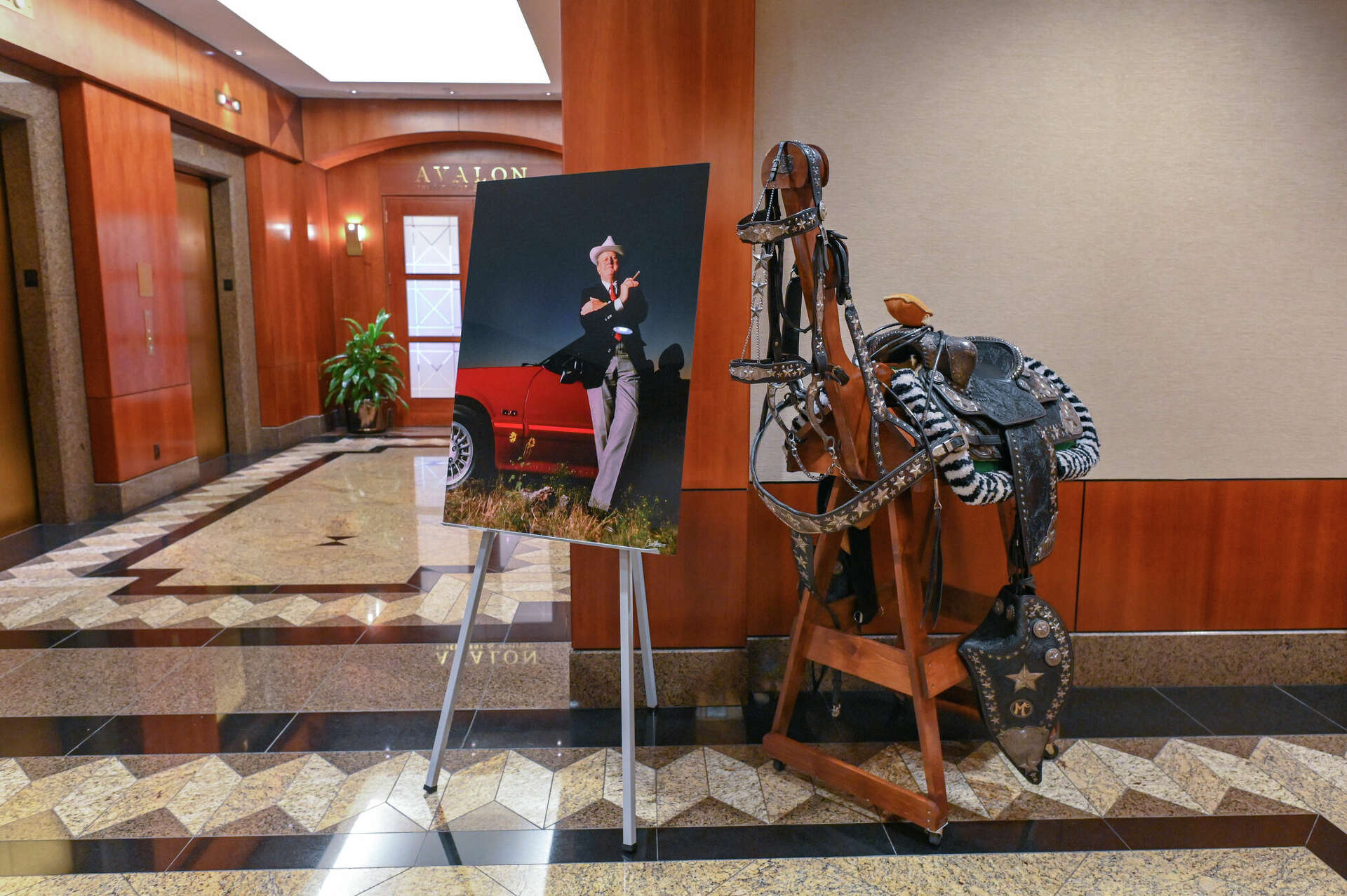 Where will Red McCombs' collection of 6,000+ historical items go now?