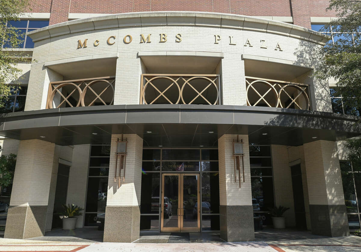 Where will Red McCombs' collection of 6,000+ historical items go now?