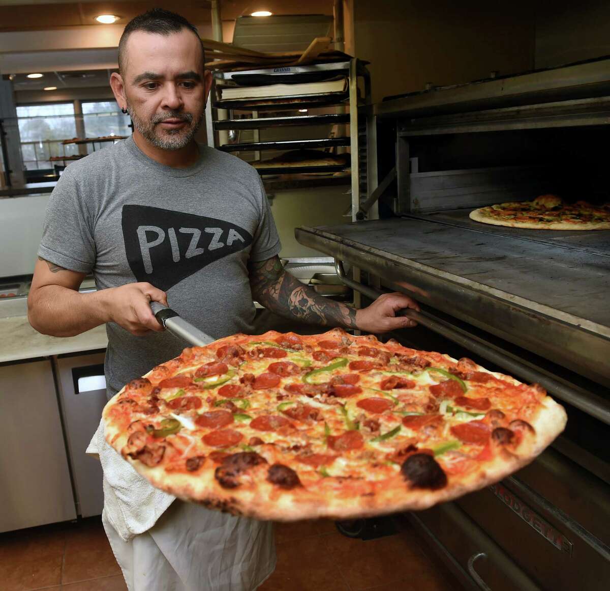 Connecticut restaurateur made 5,000 pizzas at the Super Bowl