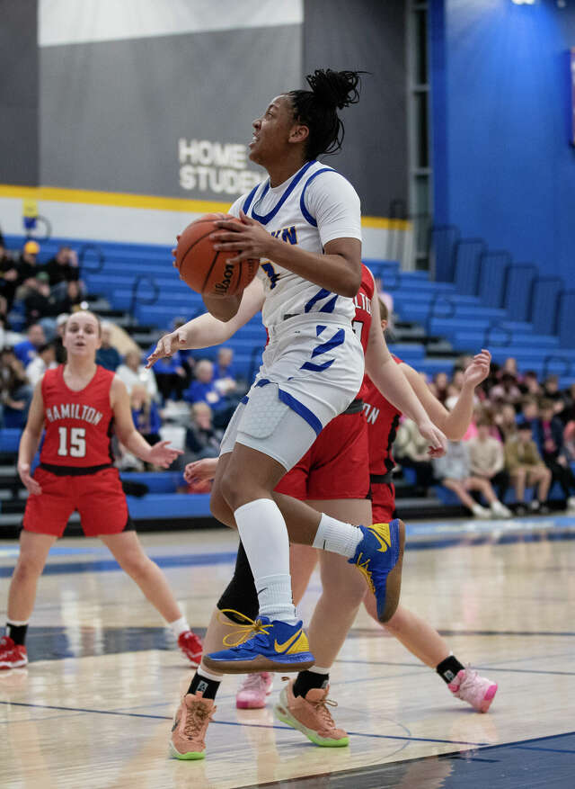 Behind UConn women's basketball freshman KK Arnold's move