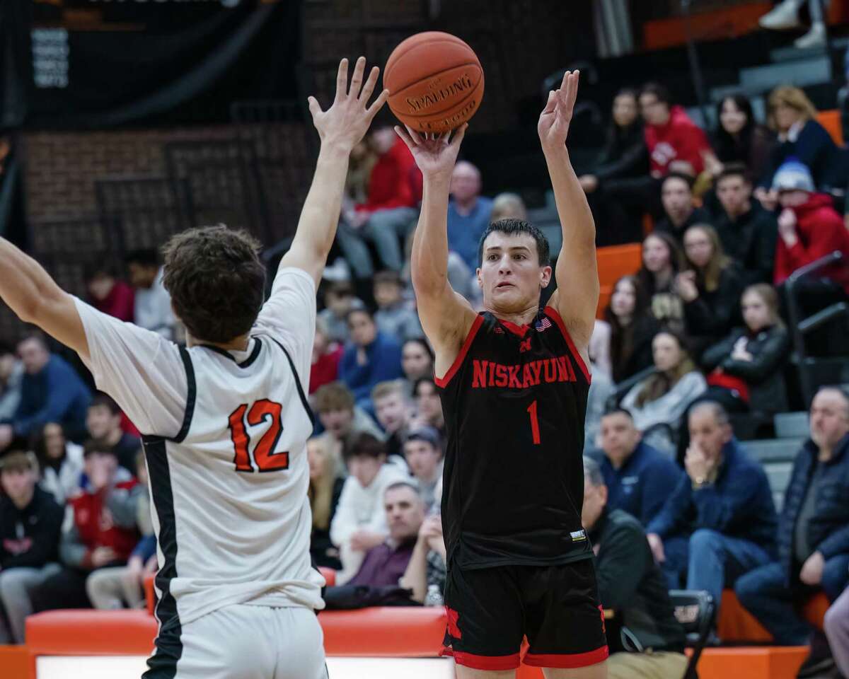 Cam LaClair's tip-in at the buzzer allows Bethlehem boys' to win in OT