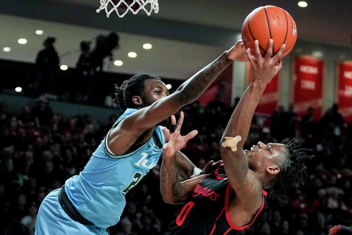 Houston basketball: Cougars rout Tulane, one win from outright title