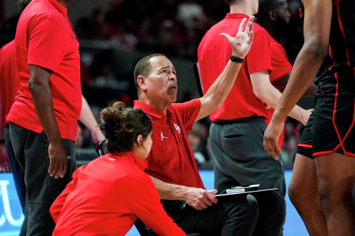 Houston basketball: Cougars rout Tulane, one win from outright title