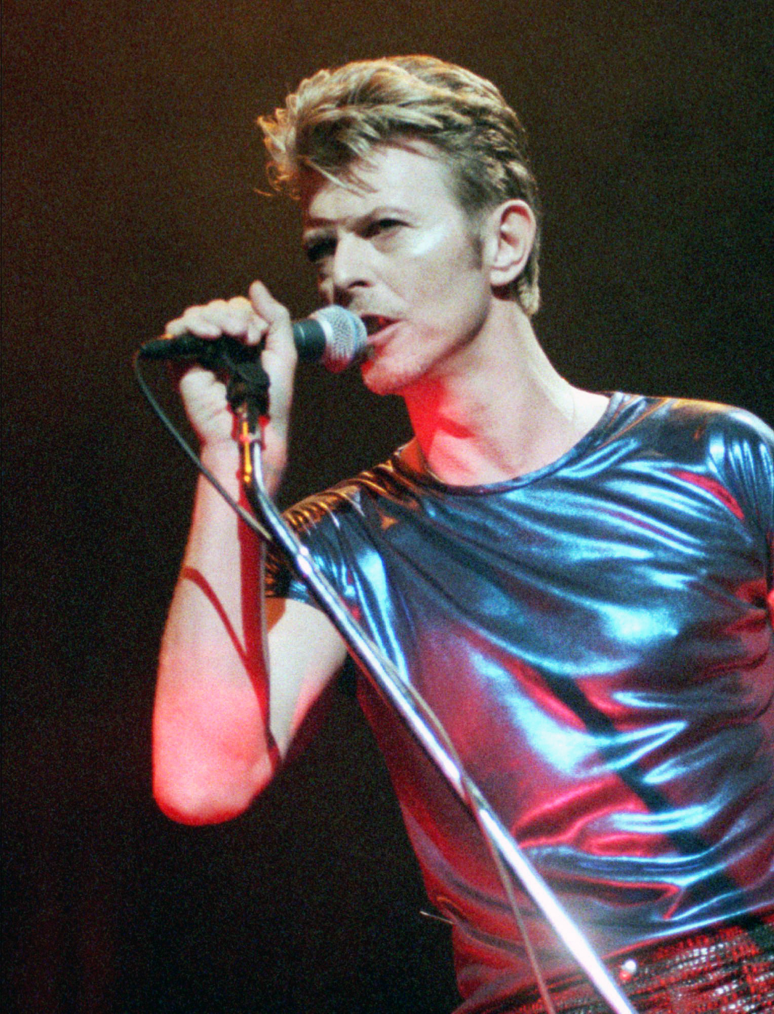V&A museum acquires Bowie's archive