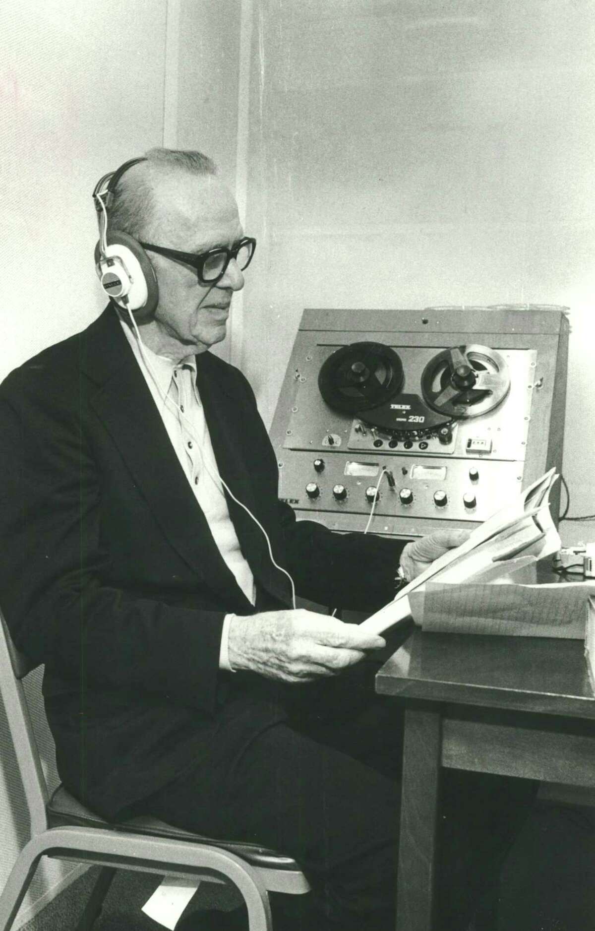 Houston volunteers read aloud for those who aren't able to