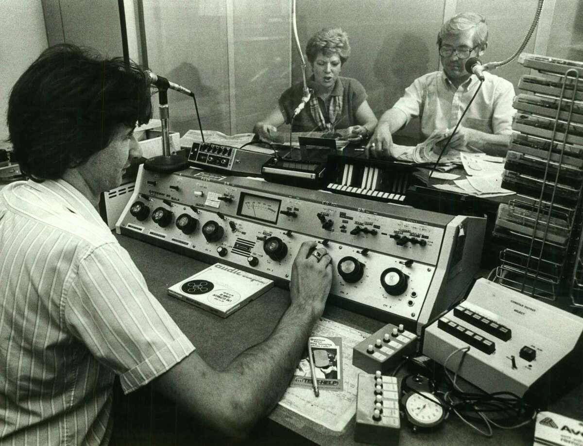 Houston volunteers read aloud for those who aren't able to