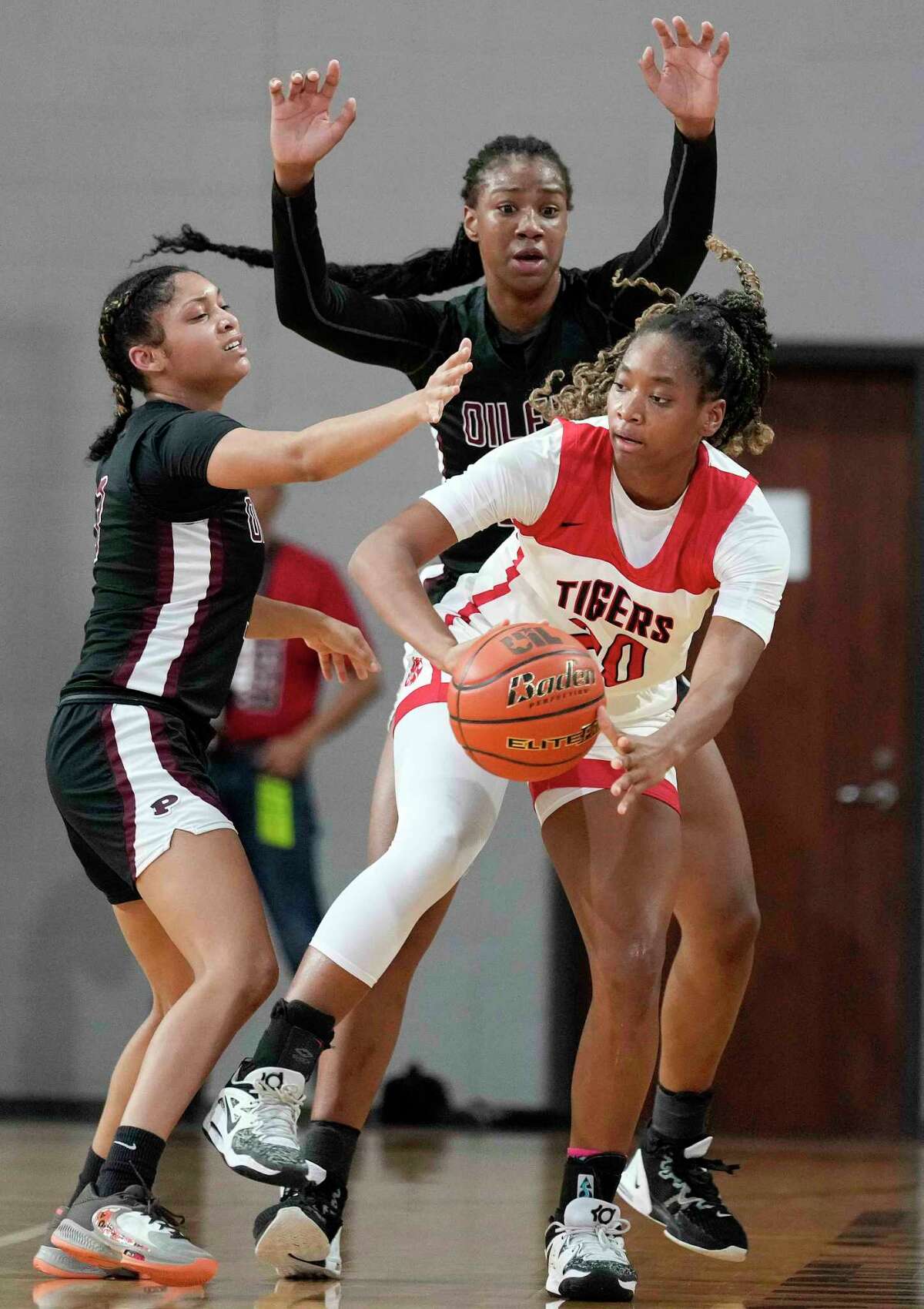 Pearland Oilers roll past Katy Tigers, advance to regional final