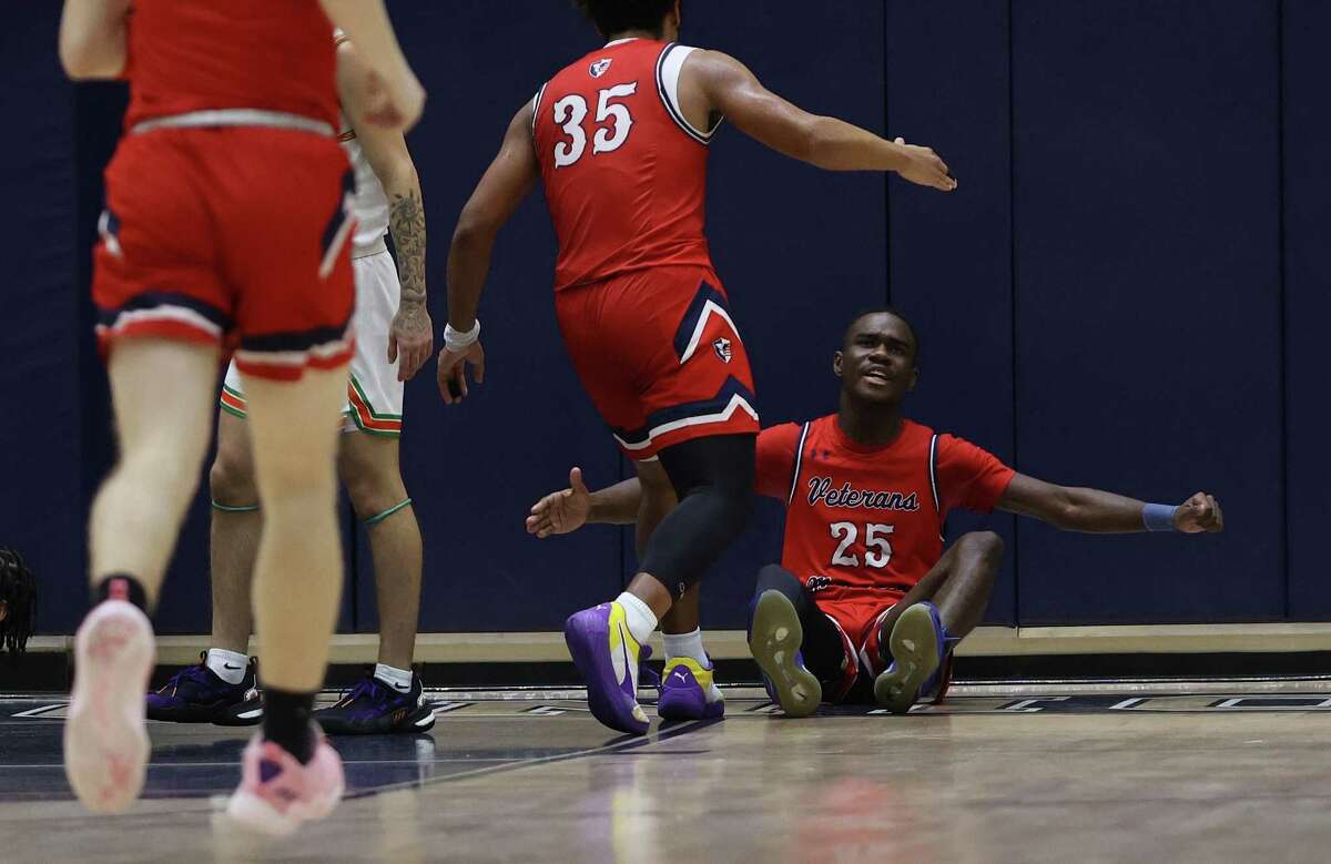High school basketball: Alamo Heights, Veterans Memorial both rally advance