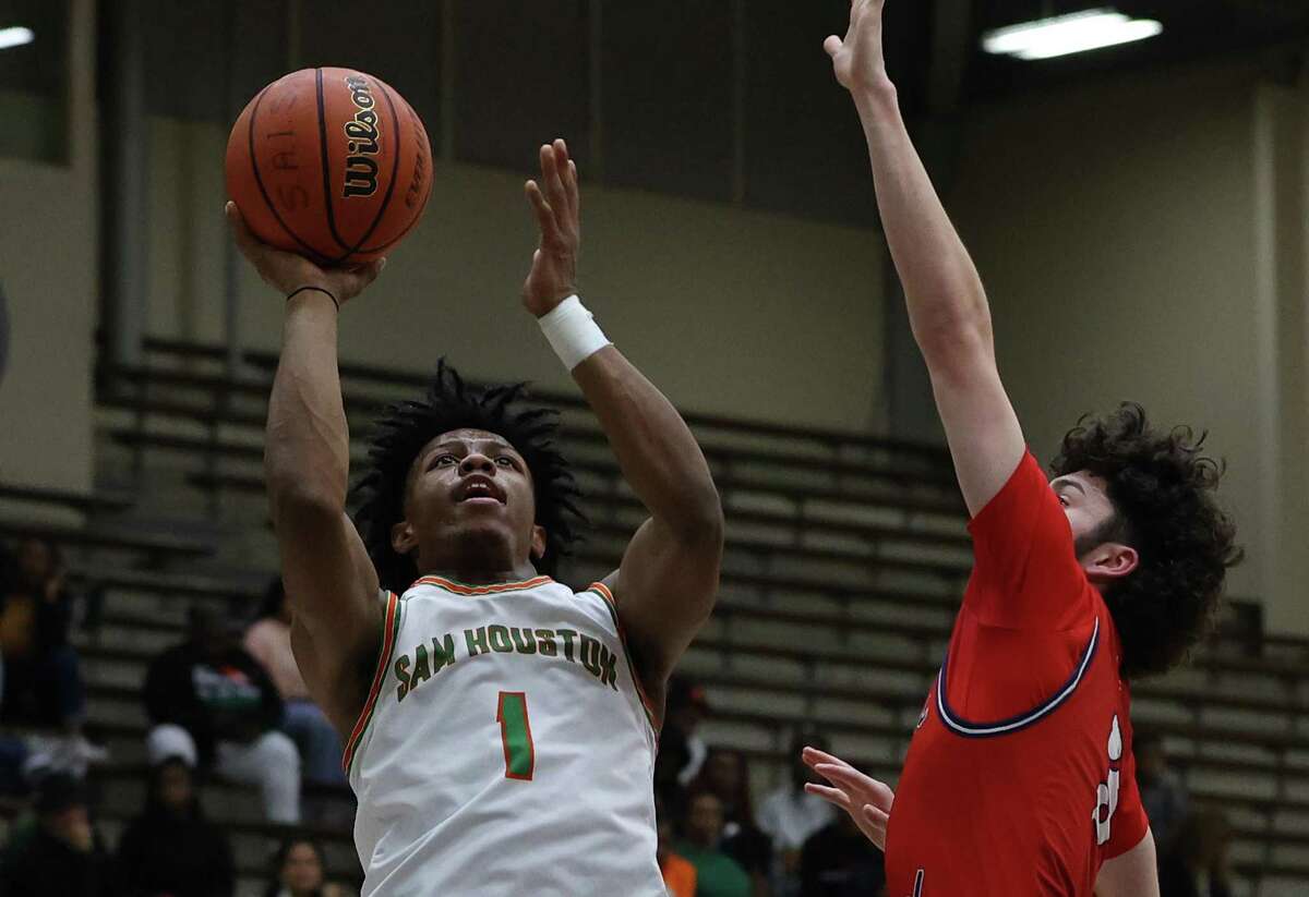 High school basketball: Alamo Heights, Veterans Memorial both rally advance