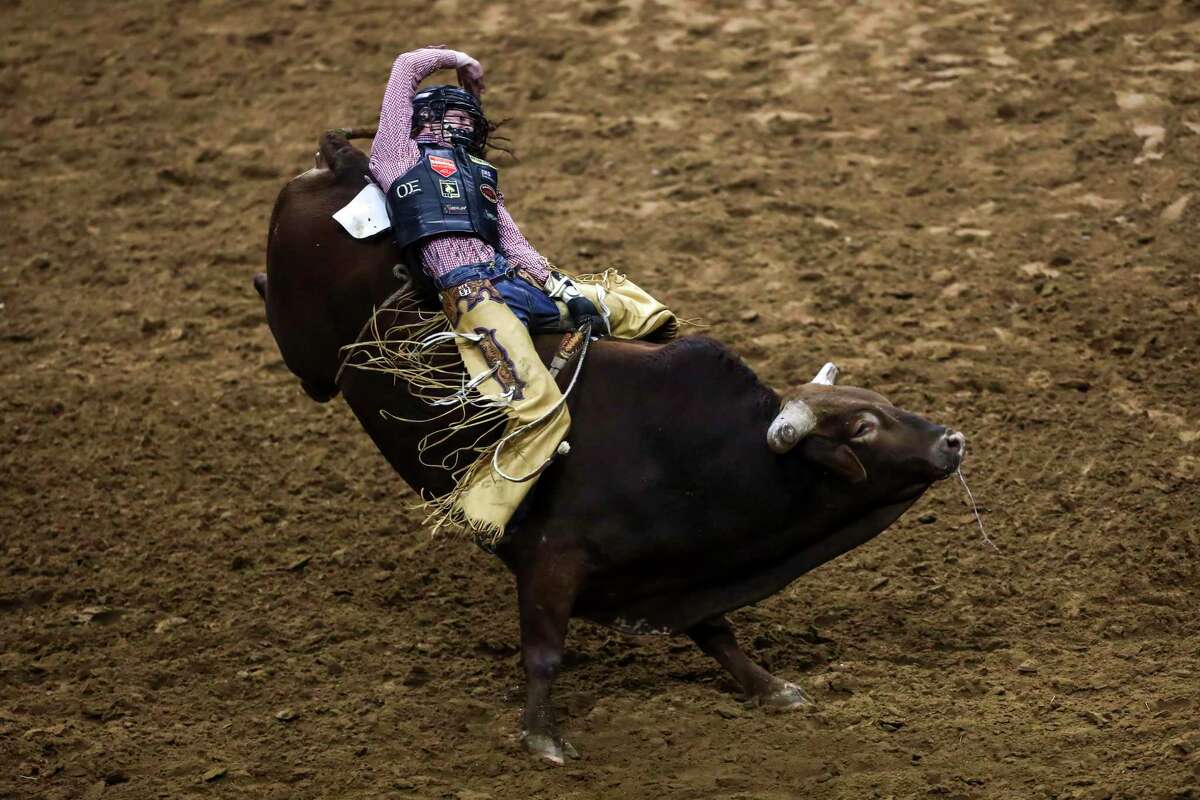 Tall in the saddle: Stetson Wright wins saddle bronc competition at San ...