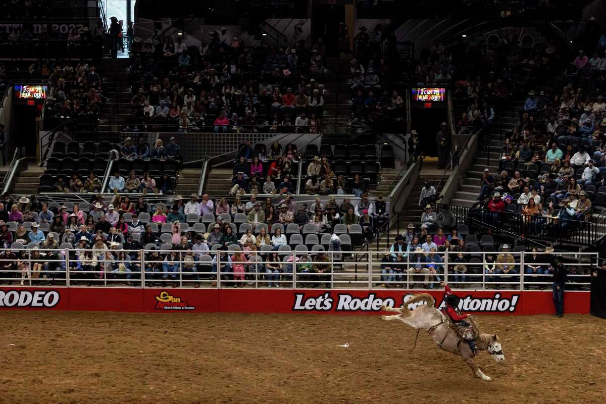 Tall in the saddle: Stetson Wright wins saddle bronc competition at San ...