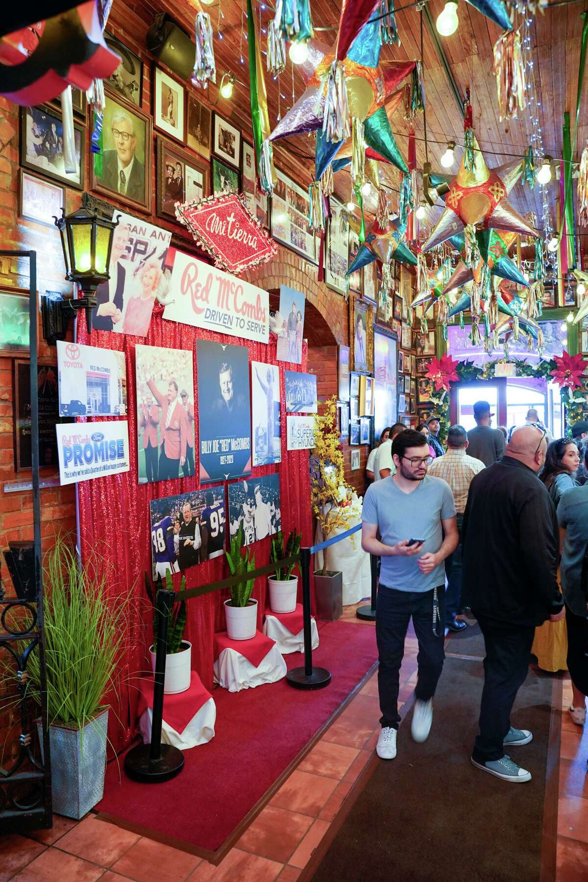 'Red' McCombs, Jesse Treviño honored at iconic San Antonio restaurant