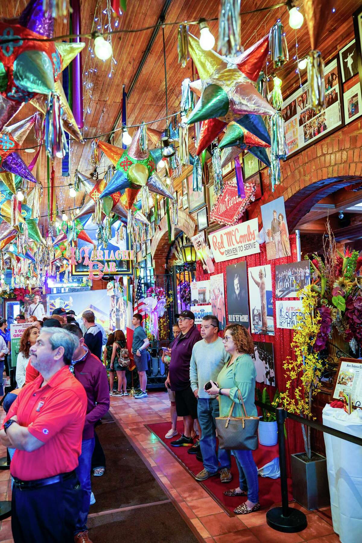 'Red' McCombs, Jesse Treviño honored at iconic San Antonio restaurant