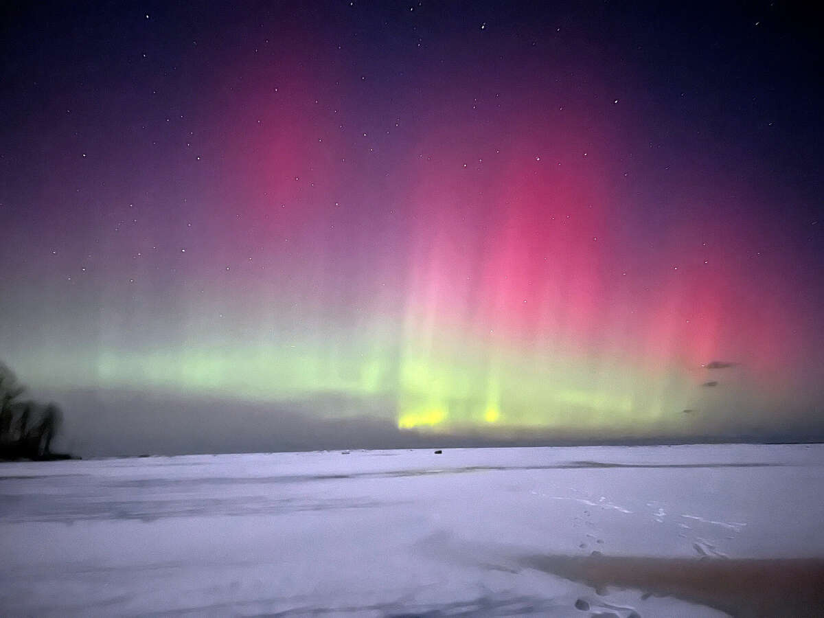 Northern Lights light up sky over Great Lakes