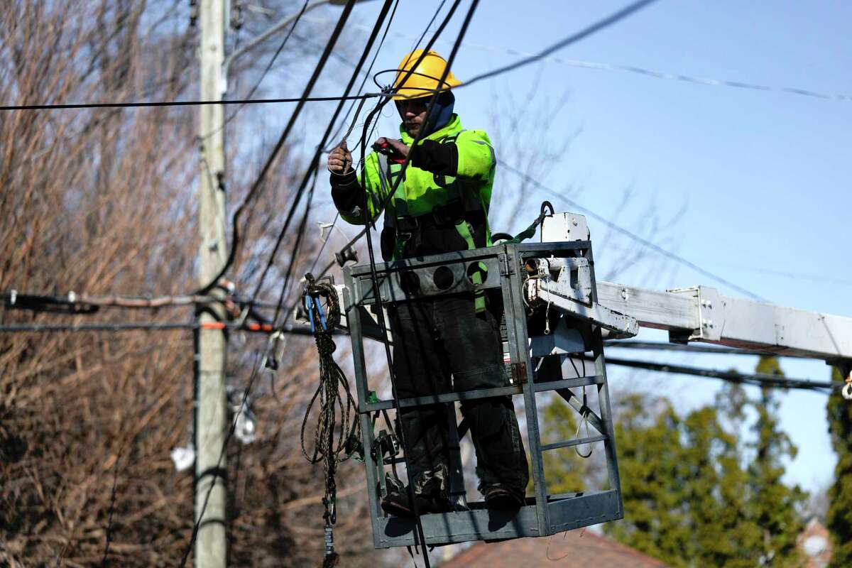 Snow piles up, paralyzing nation's capital