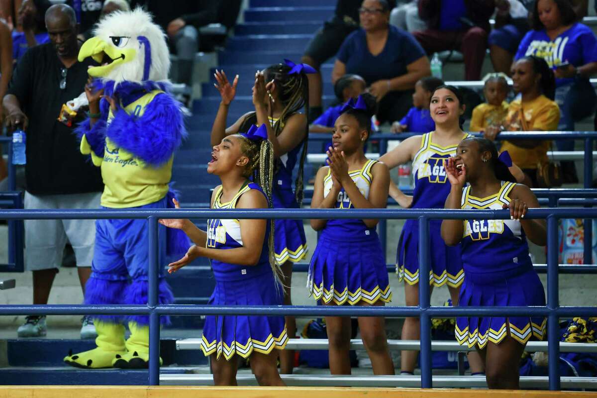 Houston boys basketball: Washington tops Yates, returns to regional