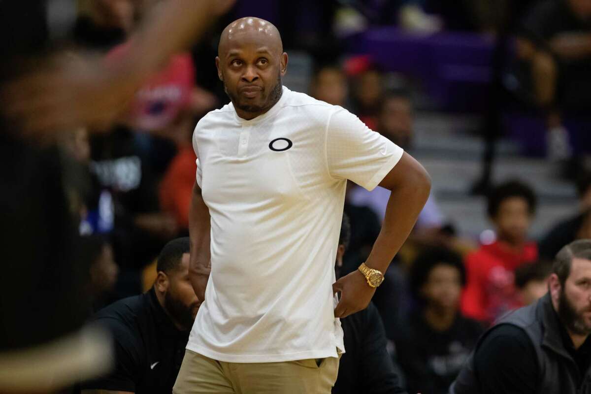 Houston boys basketball; Klein Oak slips past Cypress Springs