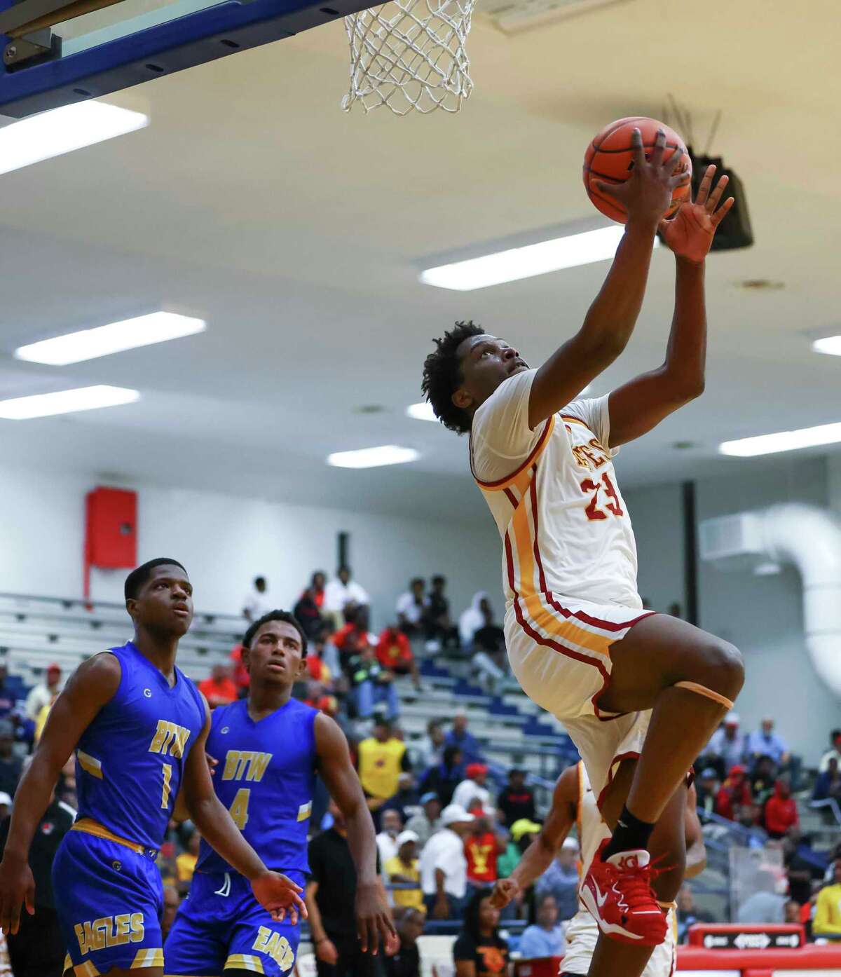 Houston boys basketball: Washington tops Yates, returns to regional