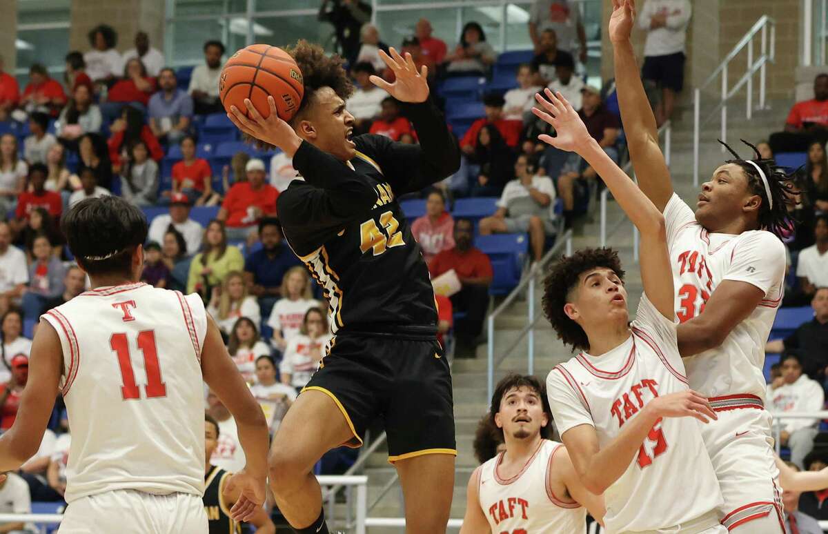 Boys basketball: Brennan, Warren advance to regional tournament