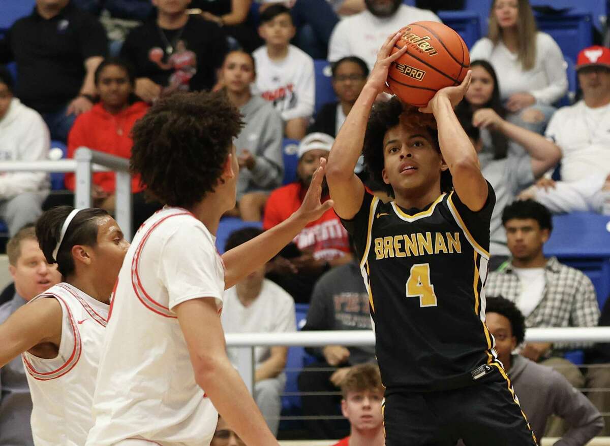 Boys basketball: Brennan, Warren advance to regional tournament