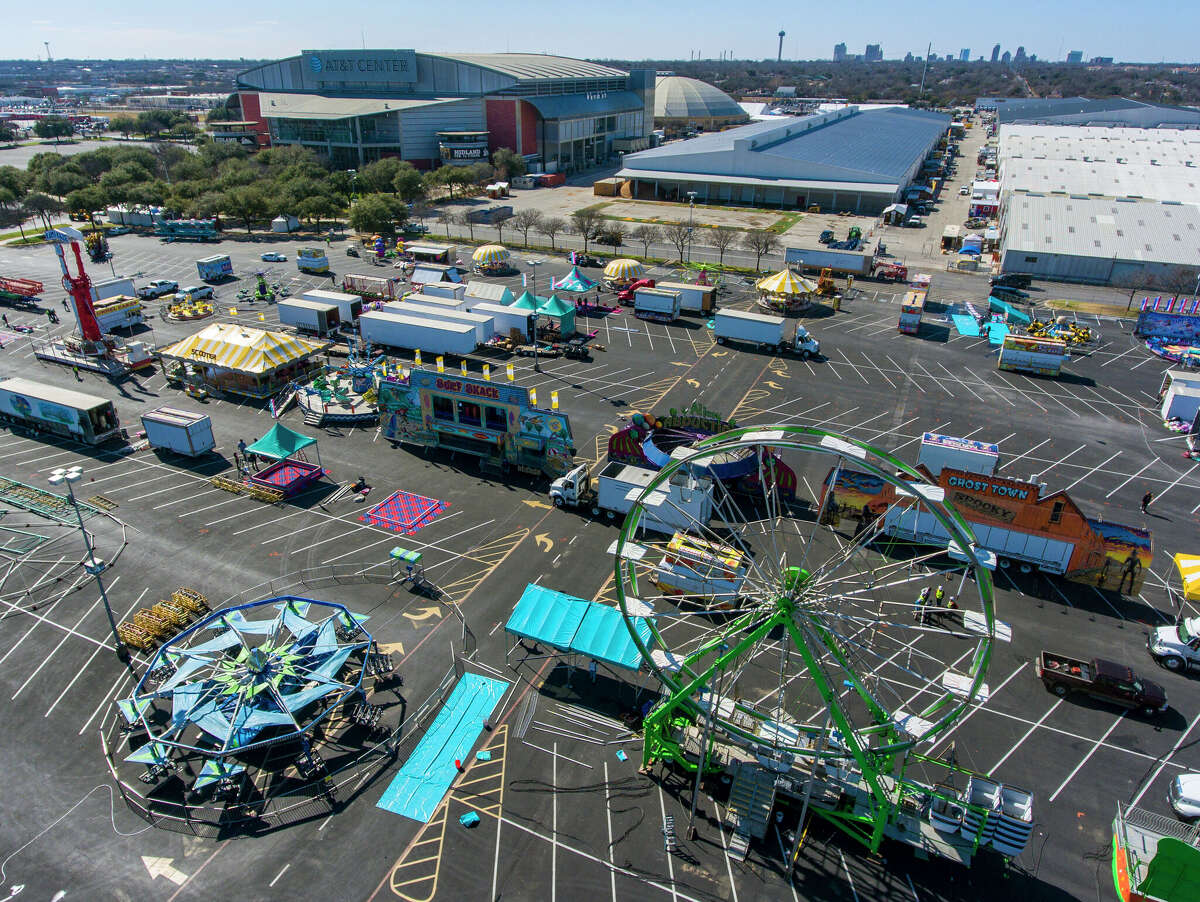 Viral TikTok video shows loose part on S.A. rodeo Ferris wheel