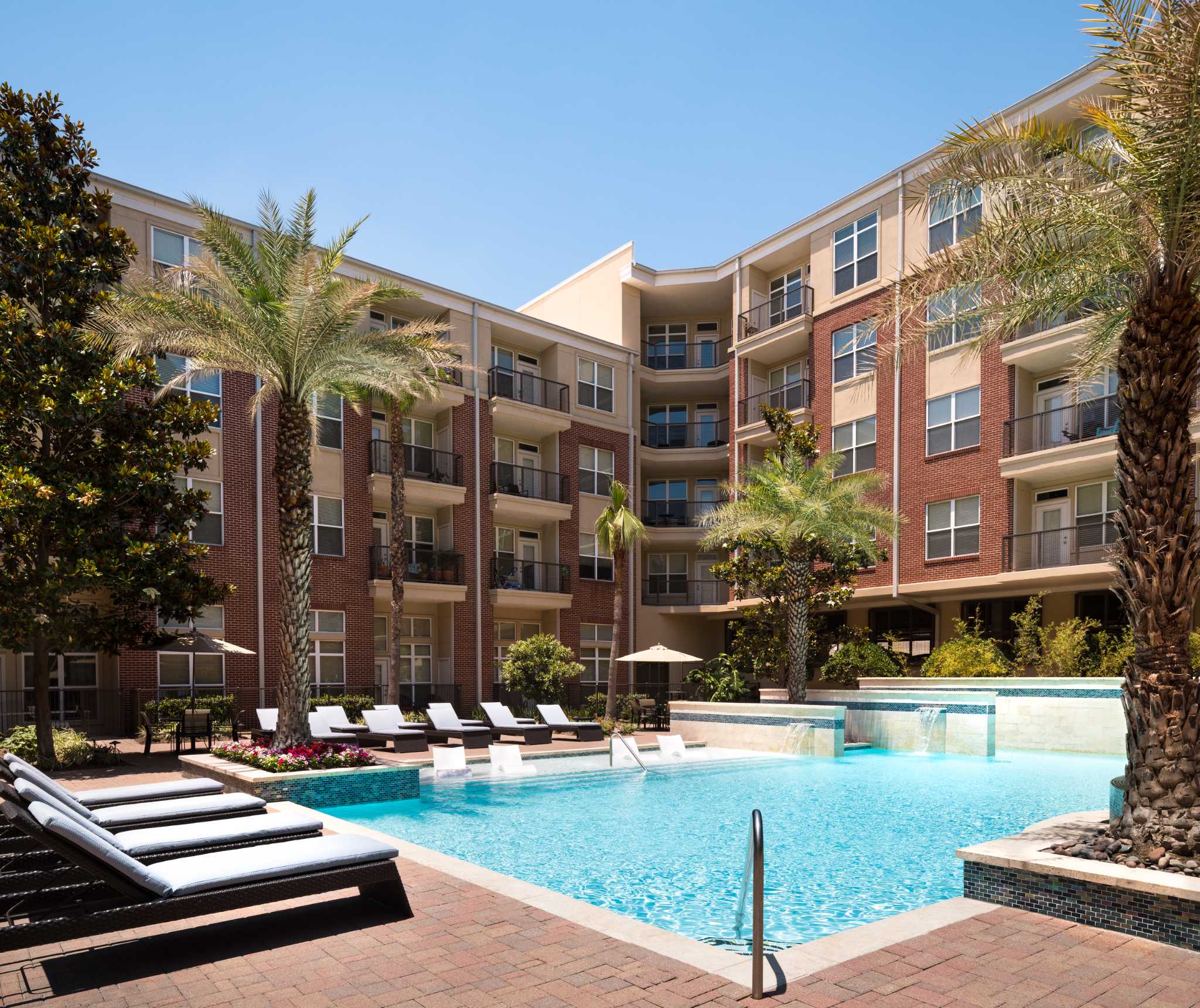 Dallas company buys Greenway Plaza area apartments