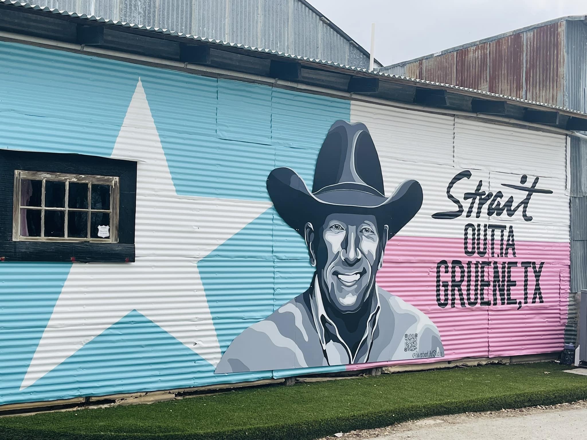 George Strait mural pops-up in Gruene Historic District