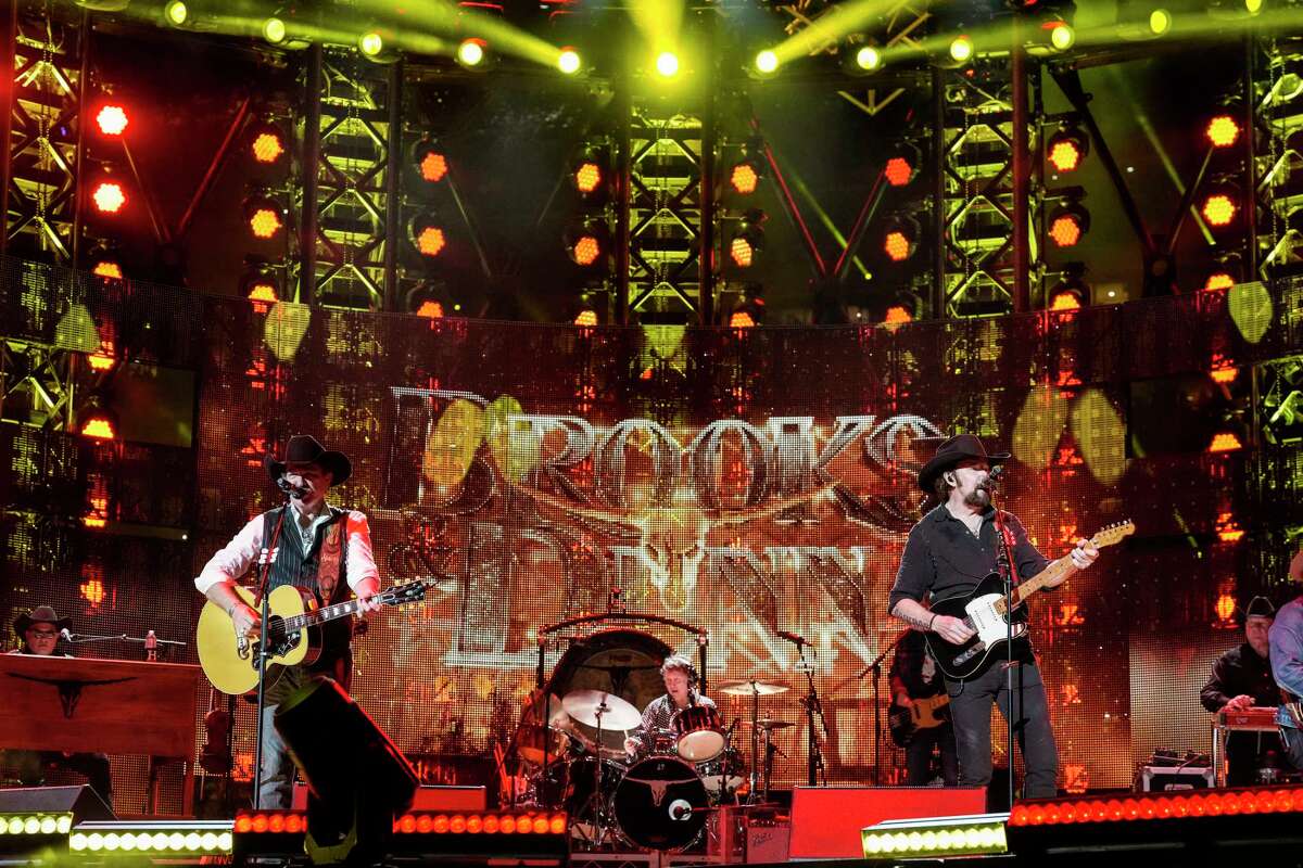Brooks & Dunn sing 30+ years of hits at Houston Rodeo concert