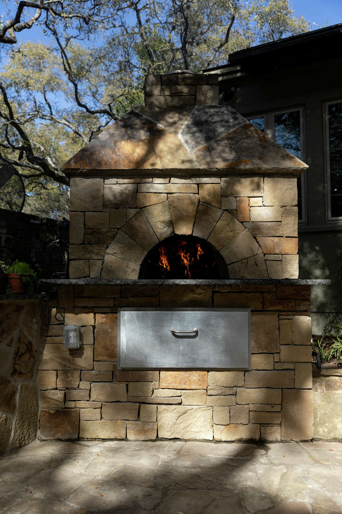San Antonio yard gets fired up with a stone-covered pizza oven