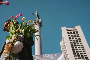 Flower Bulb Day tulip giveaway draws thousands to Union Square in S.F.
