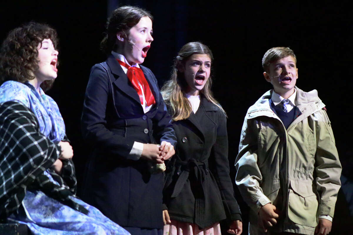 Lincoln Middle School students perform 'Mary Poppins Jr.'
