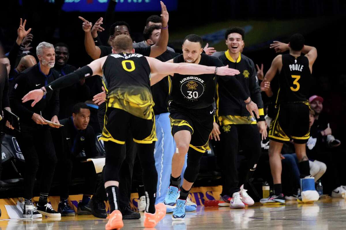 Steph Curry scores 27 in return, but Warriors lose 113-105 to Lakers