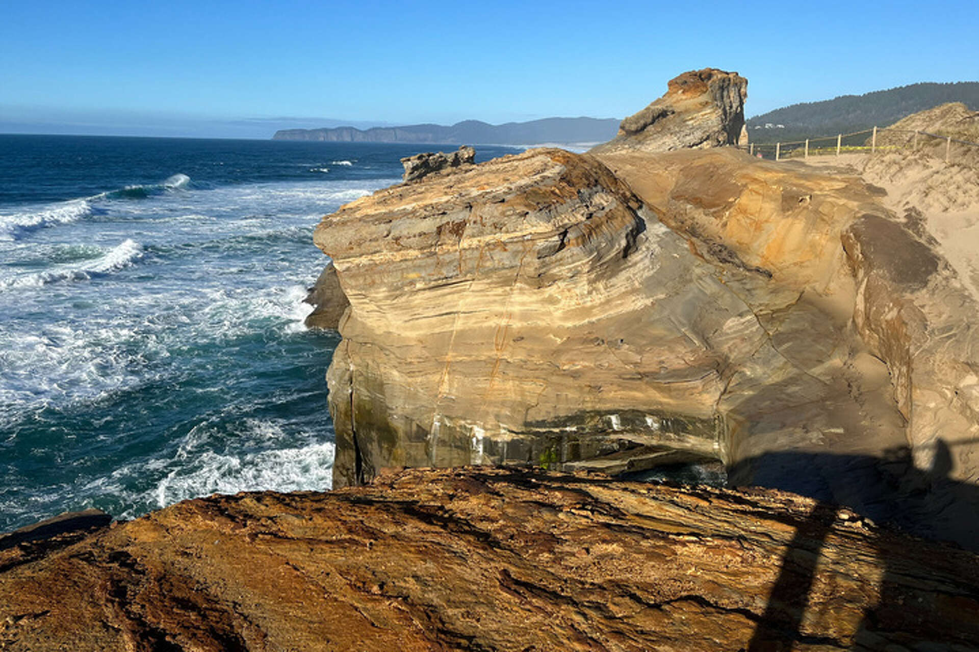 Calif. hiker dies after falling off a cliff in Oregon