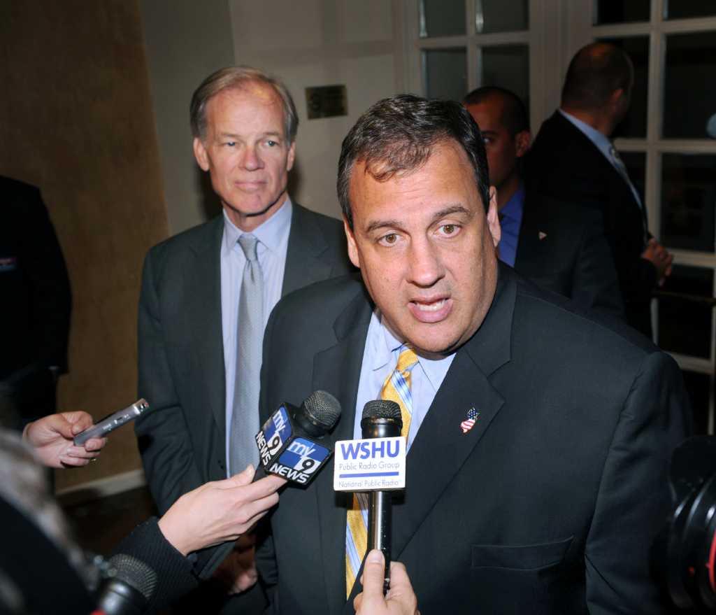 New Jersey's Christie campaigns for Foley for governor