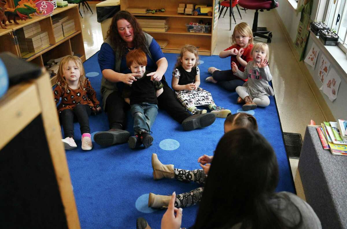 Preschoolers learning American Sign Language because of speech delays