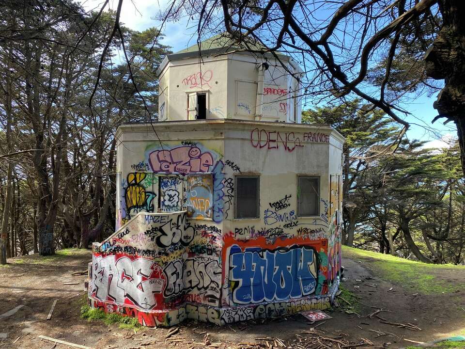 There’s an abandoned octagon house hidden in the San Francisco woods