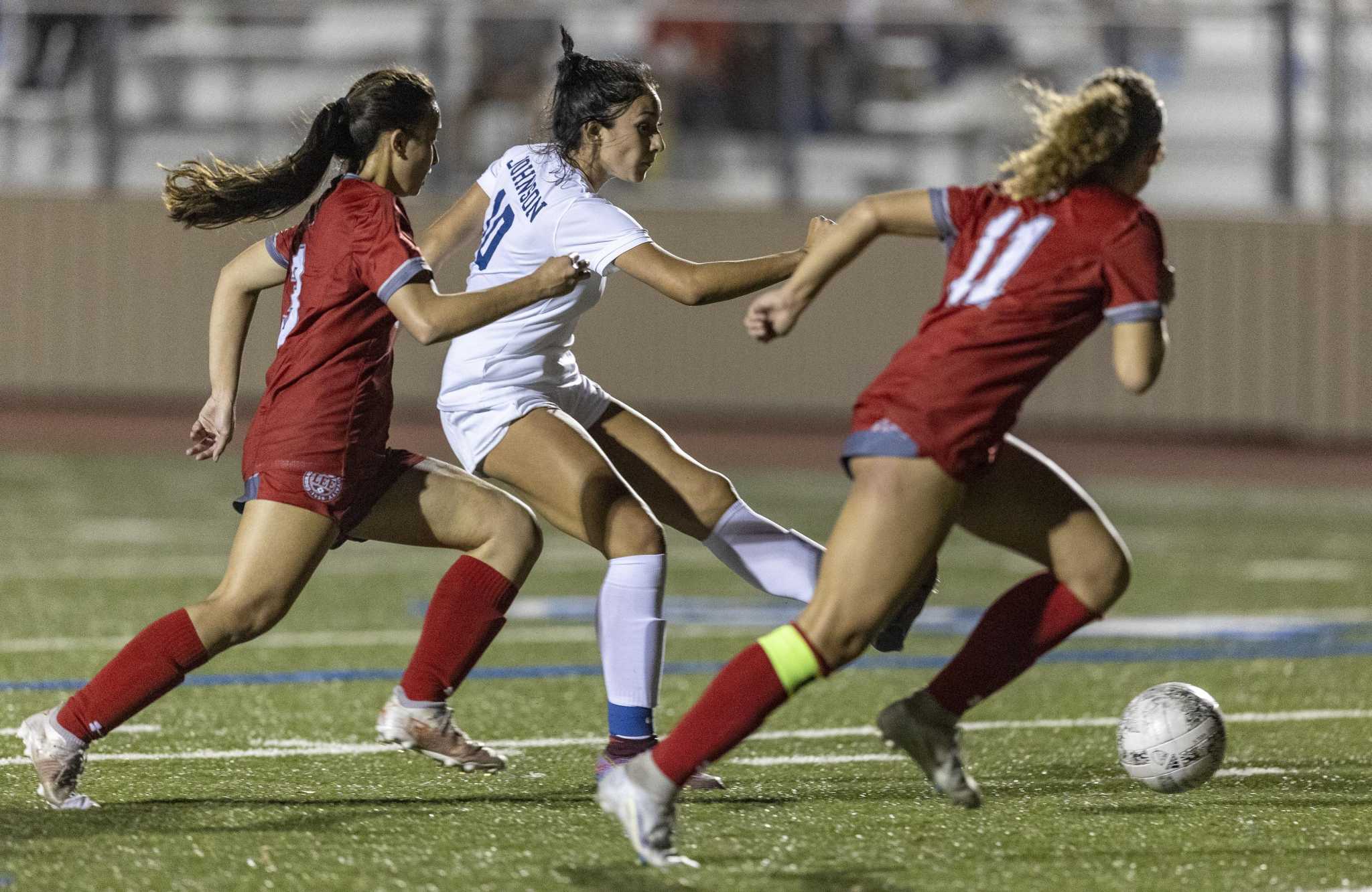 Camila Palacios, Johnson defeat Volunteers 4-0