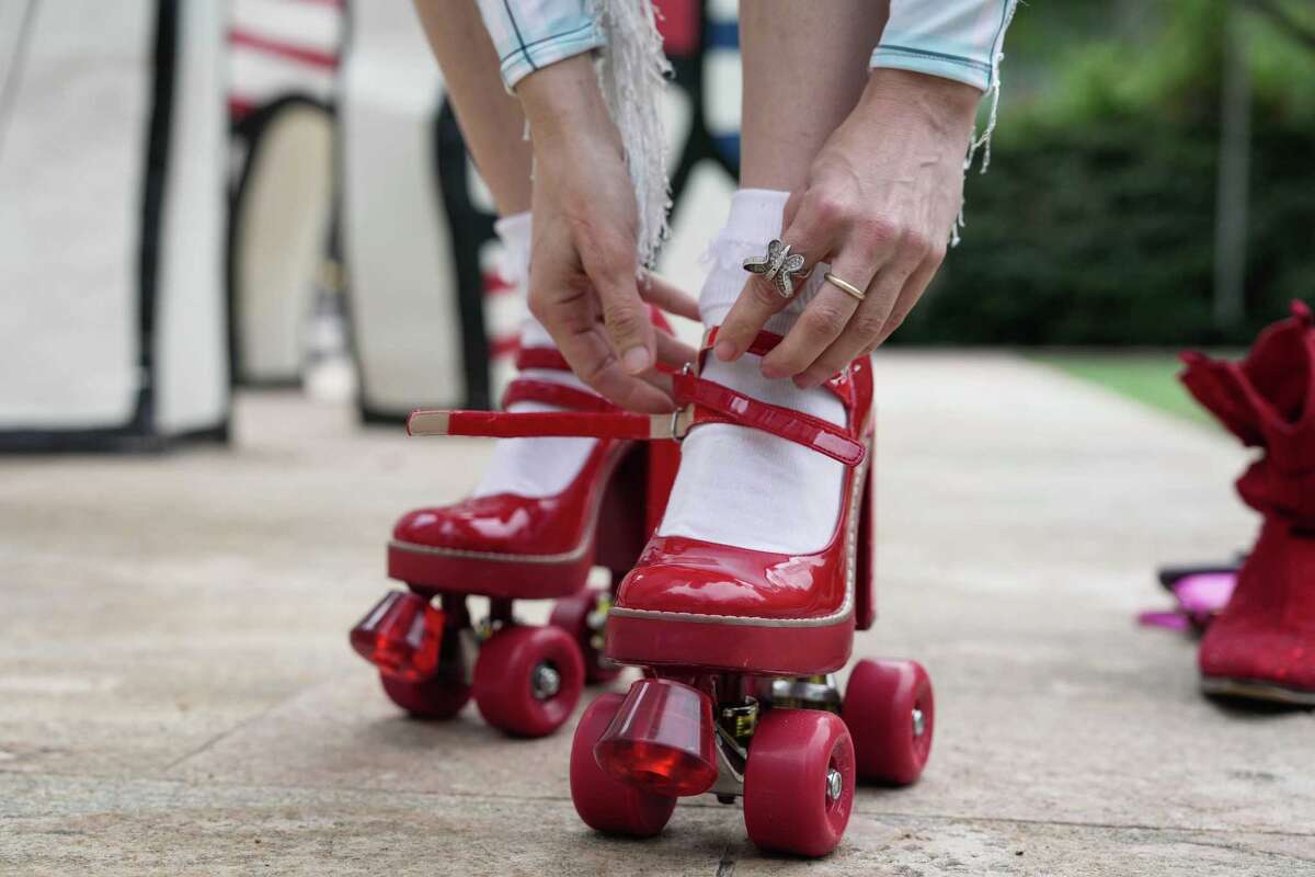 Humble resident skates 1,100 miles to Chicago to honor her late mother