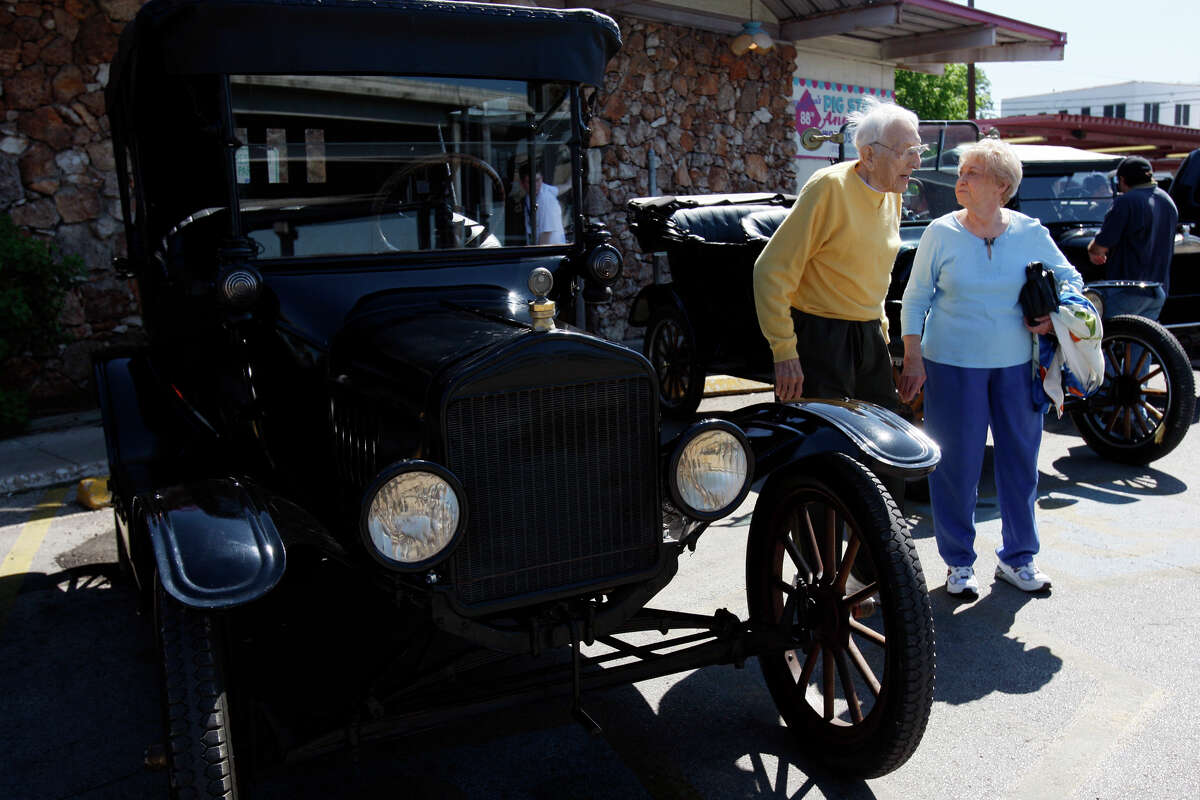 Photos of San Antonio Pig Stand diner through the years