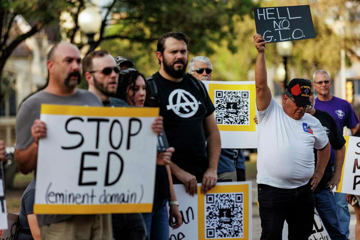 Libertarian Party protests in favor Moses Rose's bar